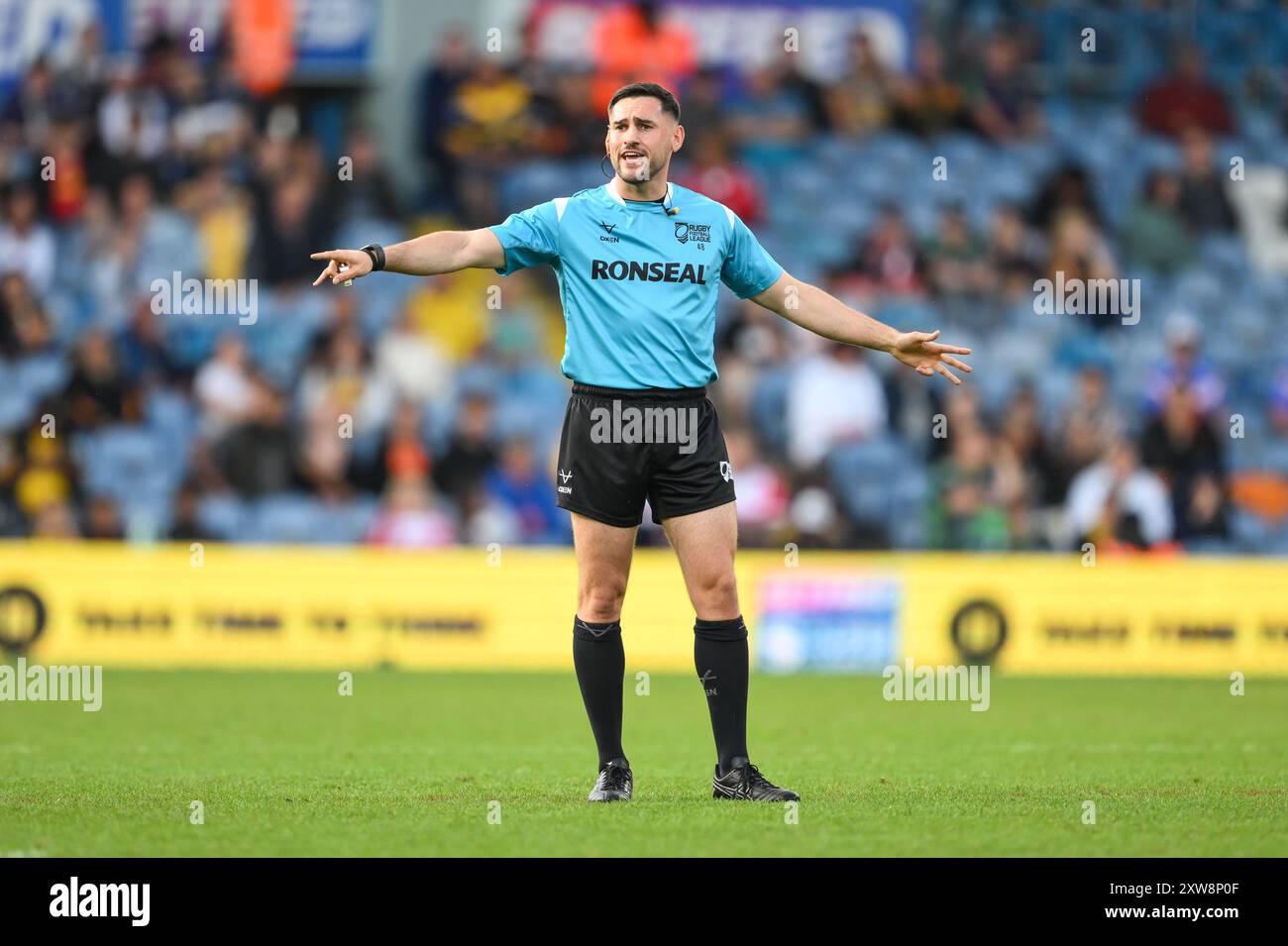 Referee aaron moore hi-res stock photography and images - Alamy