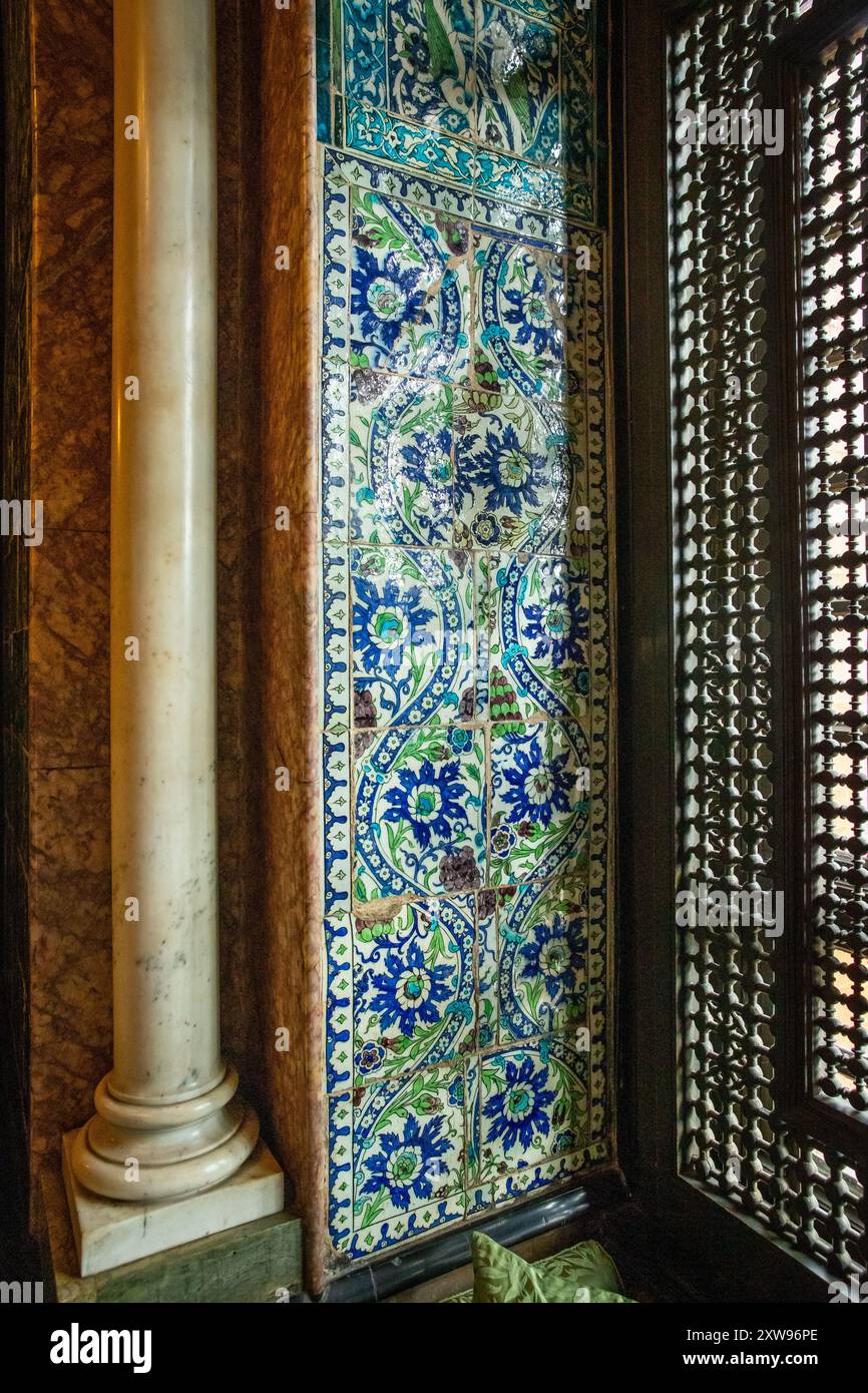 Detail of tiles in the Arab Hall at Leighton House Museum Stock Photo ...