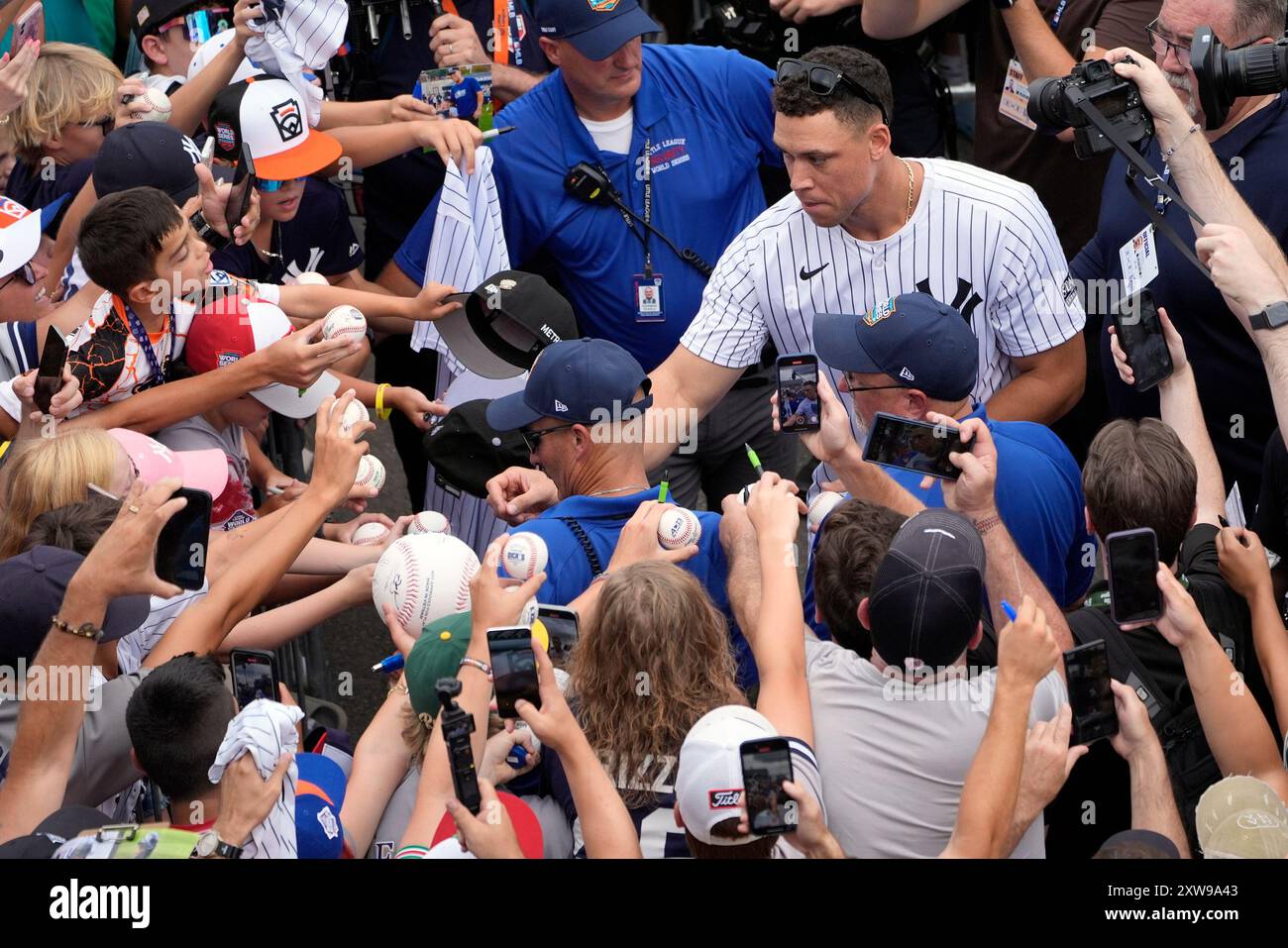 New York Yankees' Aaron Judge signs autographs for fans as the New York ...