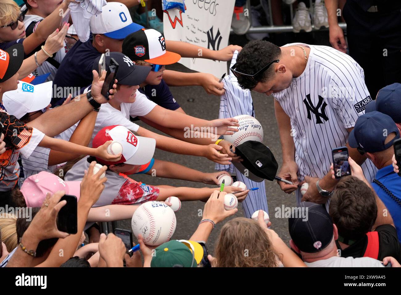 New York Yankees' Aaron Judge signs autographs for fans as the New York ...