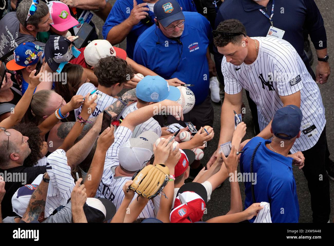 New York Yankees' Aaron Judge signs autographs for fans as the New York ...
