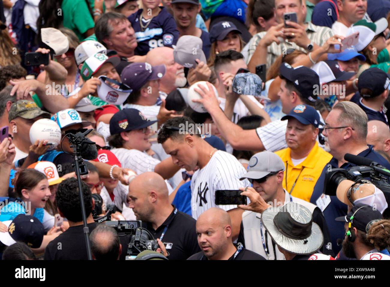 New York Yankees' Aaron Judge signs autographs for the fans as the New ...