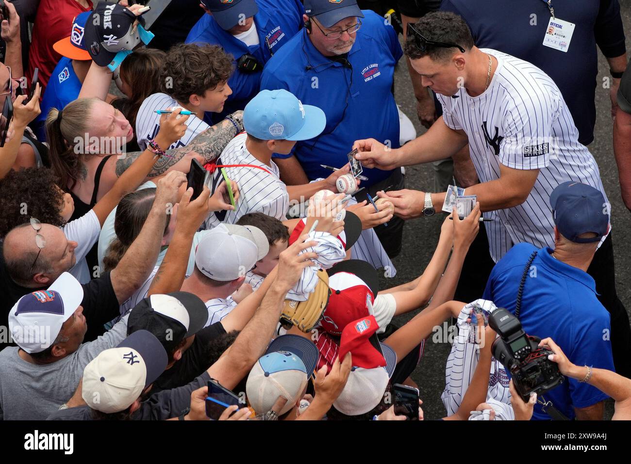 New York Yankees' Aaron Judge signs autographs for fans as the New York ...