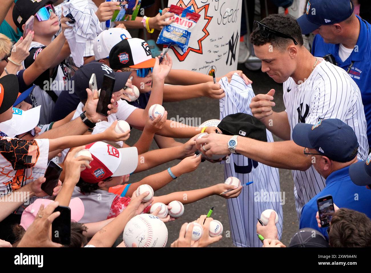 New York Yankees' Aaron Judge signs autographs for fans as the New York ...