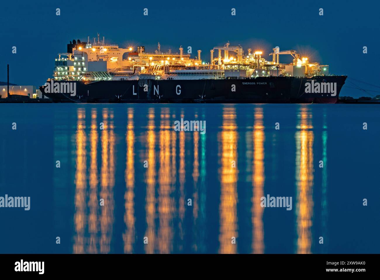 Blick auf das LNG-Spezialschiff Energos Power im Hafen von Mukran am 16 ...