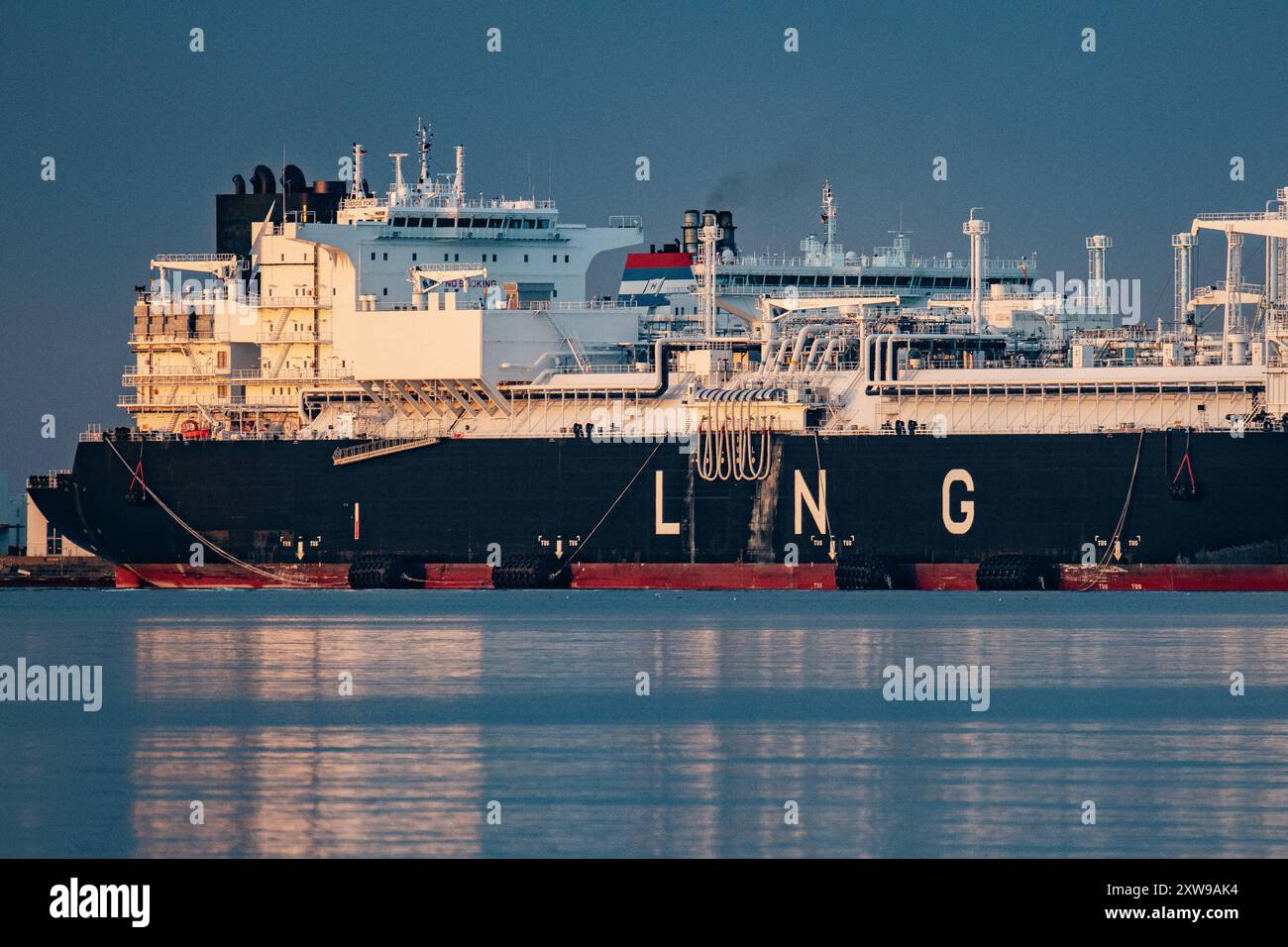 Blick auf das LNG-Spezialschiff Energos Power im Hafen von Mukran am 16 ...
