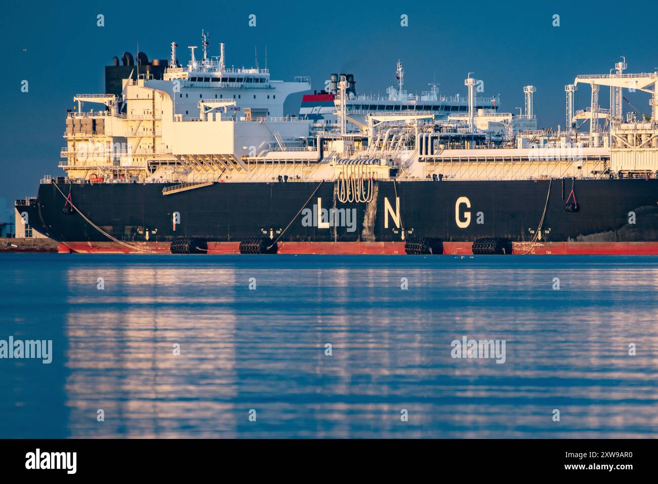 Blick auf das LNG-Spezialschiff Energos Power im Hafen von Mukran am 16 ...