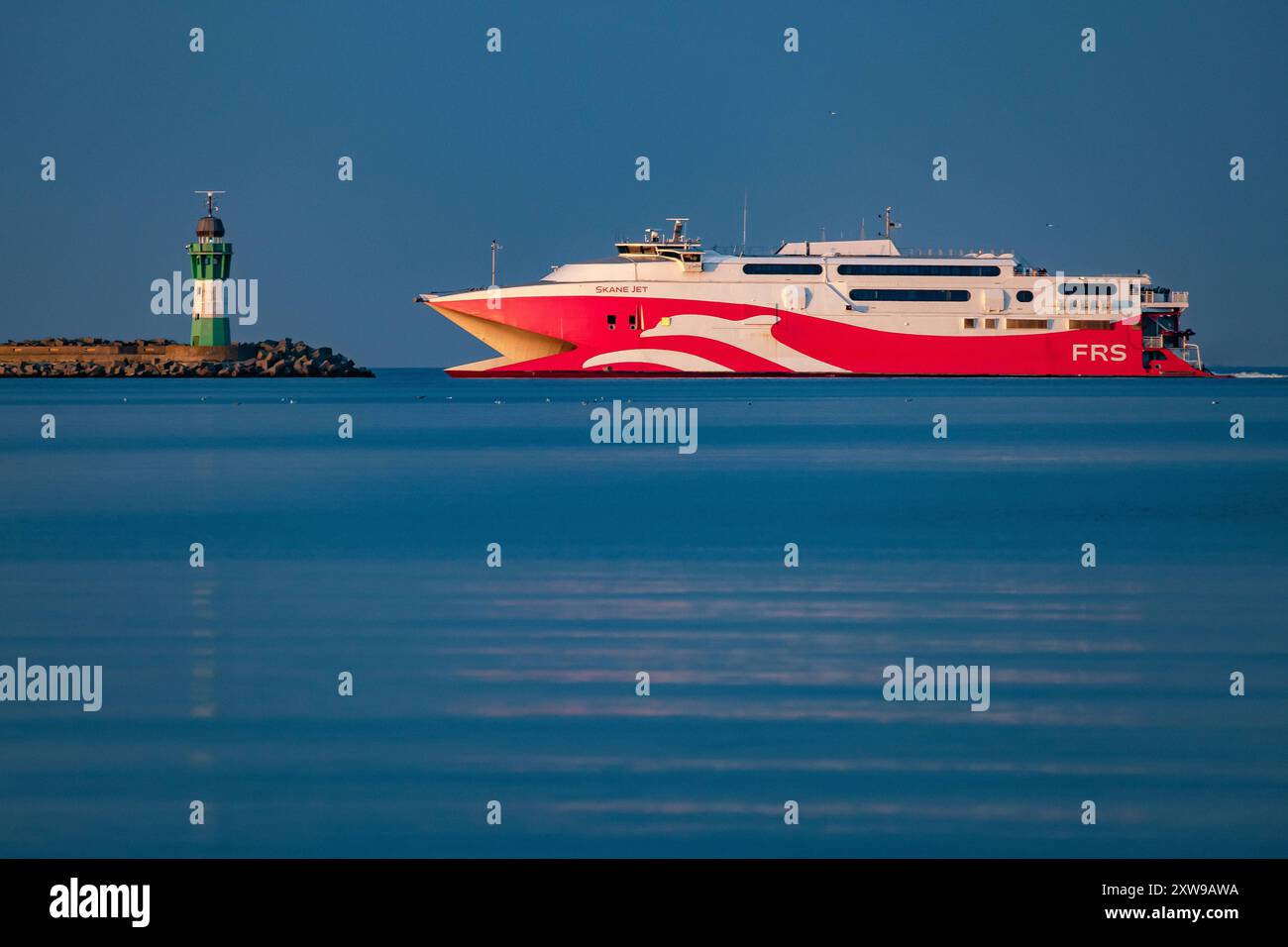 Blick auf die FRS Baltic Faehre und den Leuchtturm am 16.08.2024 im ...
