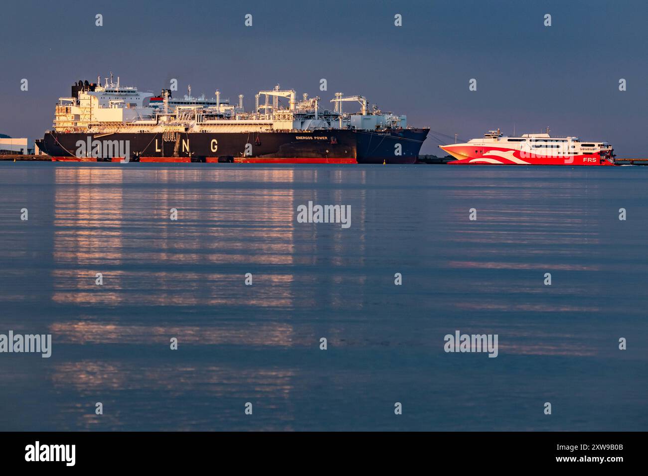 Blick auf die FRS Baltic Faehre und das LNG-Spezialschiff Energos Power ...