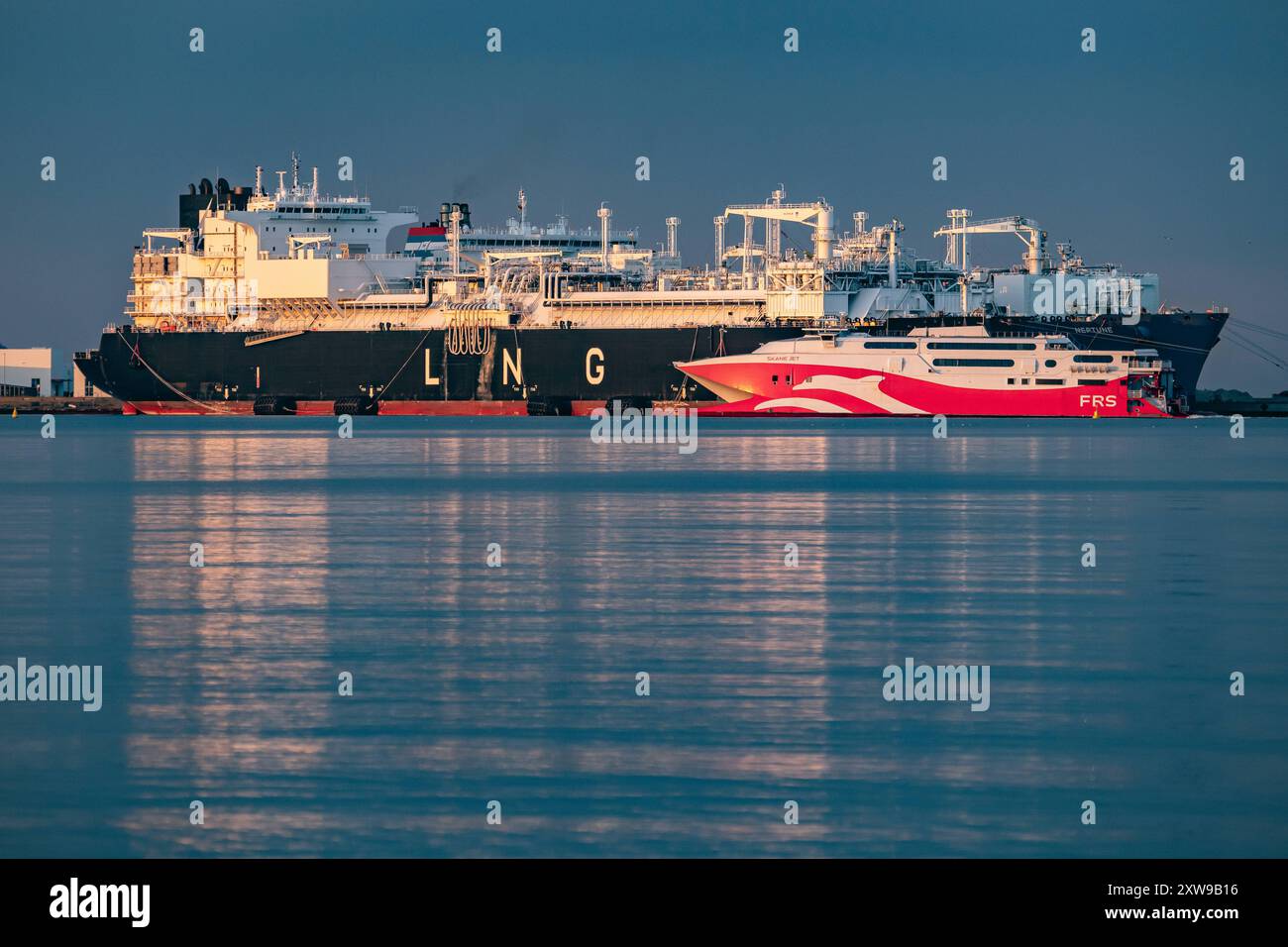 Blick auf die FRS Baltic Faehre und das LNG-Spezialschiff Energos Power ...