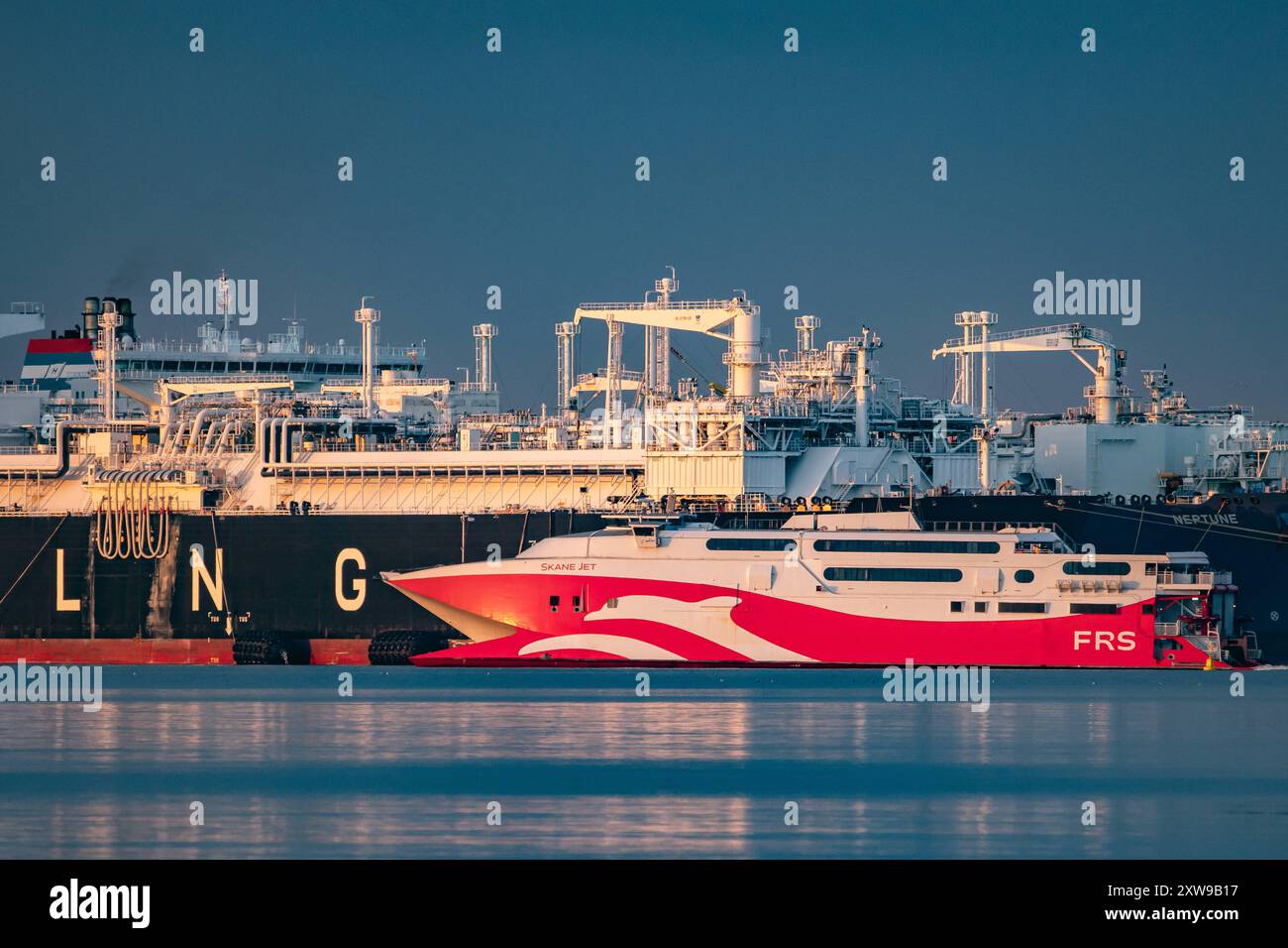 Blick auf die FRS Baltic Faehre und das LNG-Spezialschiff Energos Power ...