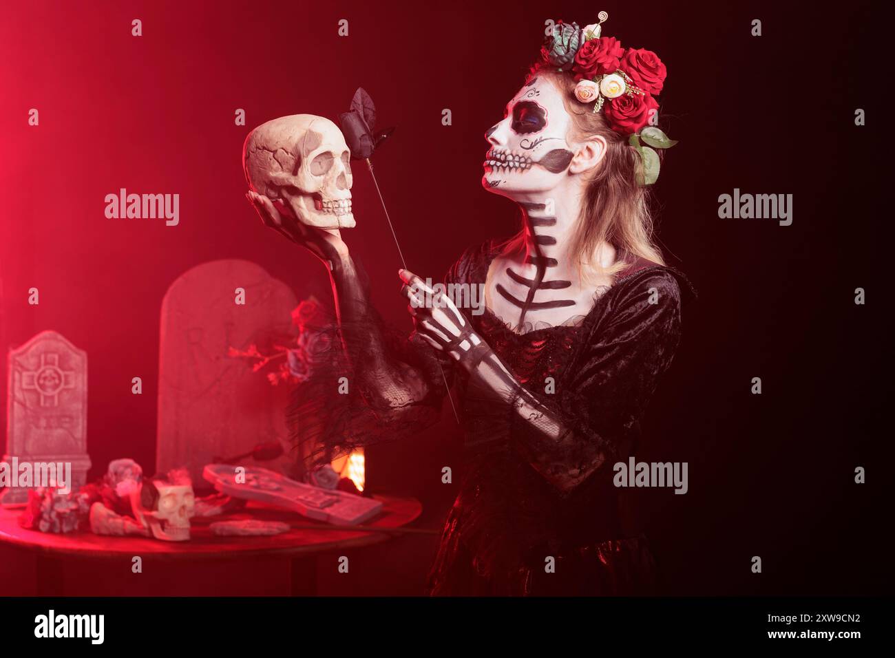 Lady posing with skull in hand, doing Hamlet scene during Dia de los ...