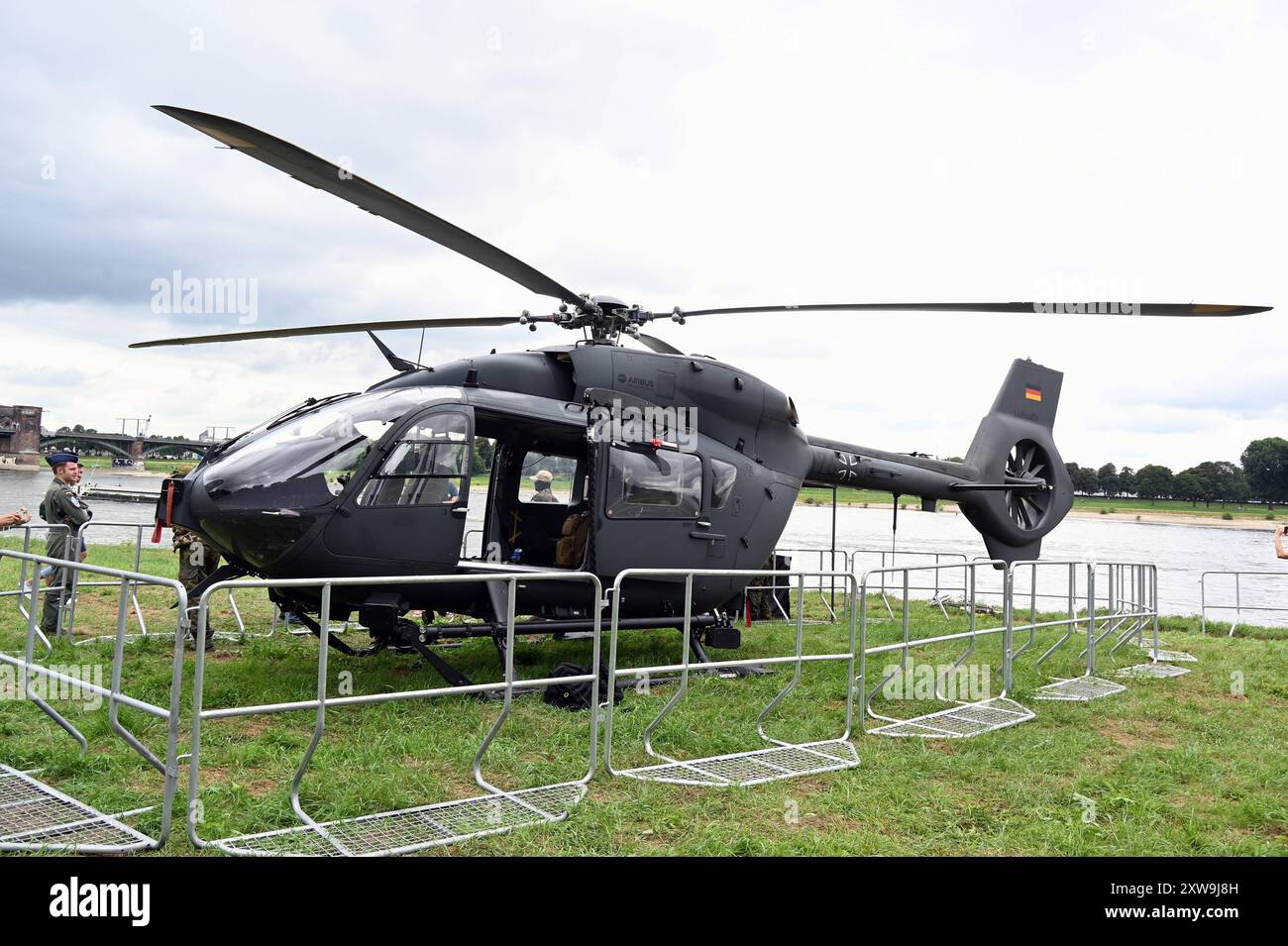 Ein Hubschrauber der Bundeswehr steht beim NRW TAG Ein Spezialkräfte Helikopter Airbus H145M der ...
