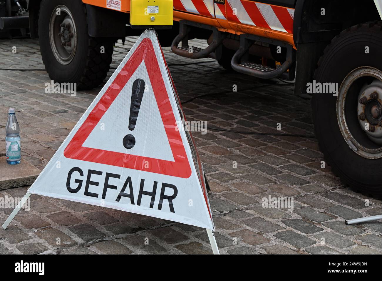 Faltschild Warnung mit der Aufschrift Achtung Gefahr *** Folding ...