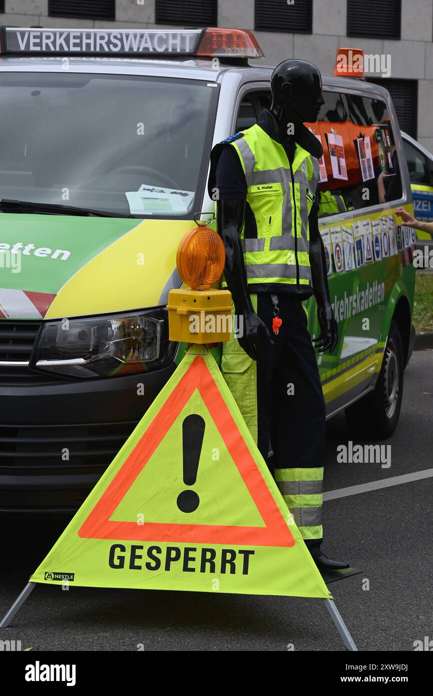 Schild, Warnaufsteller Achtung Gesperrt *** Sign, warning sign Caution ...