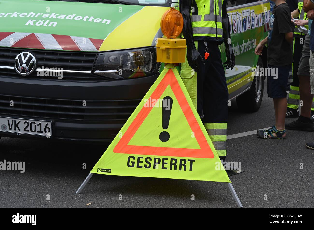 Schild, Warnaufsteller Achtung Gesperrt *** Sign, warning sign Caution ...