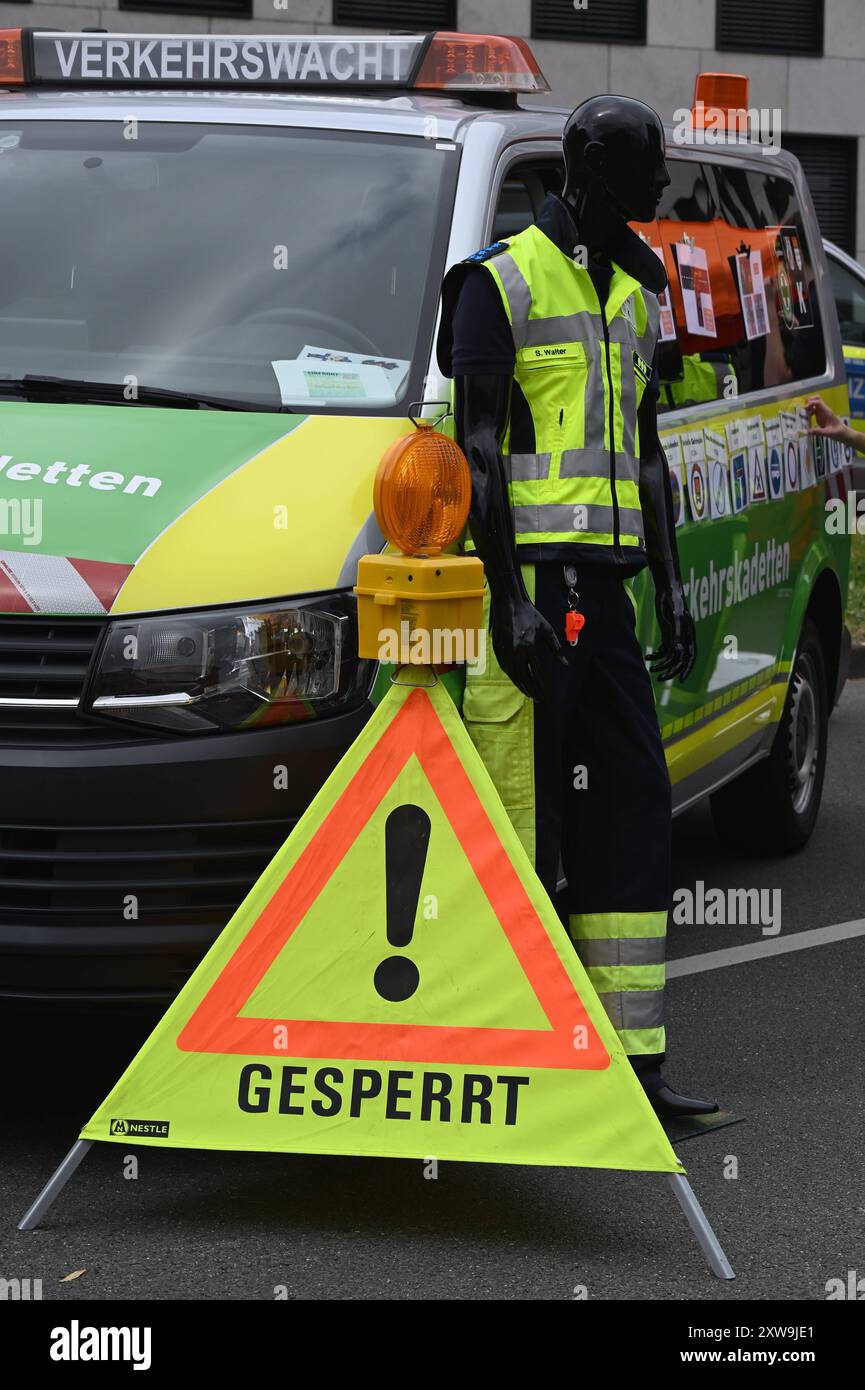 Schild, Warnaufsteller Achtung Gesperrt *** Sign, warning sign Caution ...