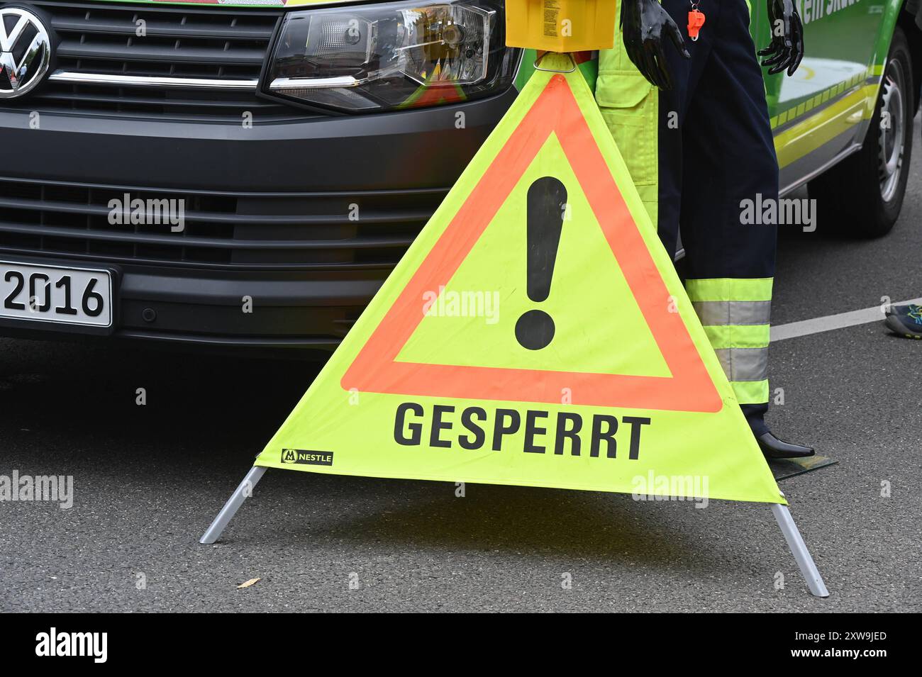Schild, Warnaufsteller Achtung Gesperrt *** Sign, warning sign Caution ...