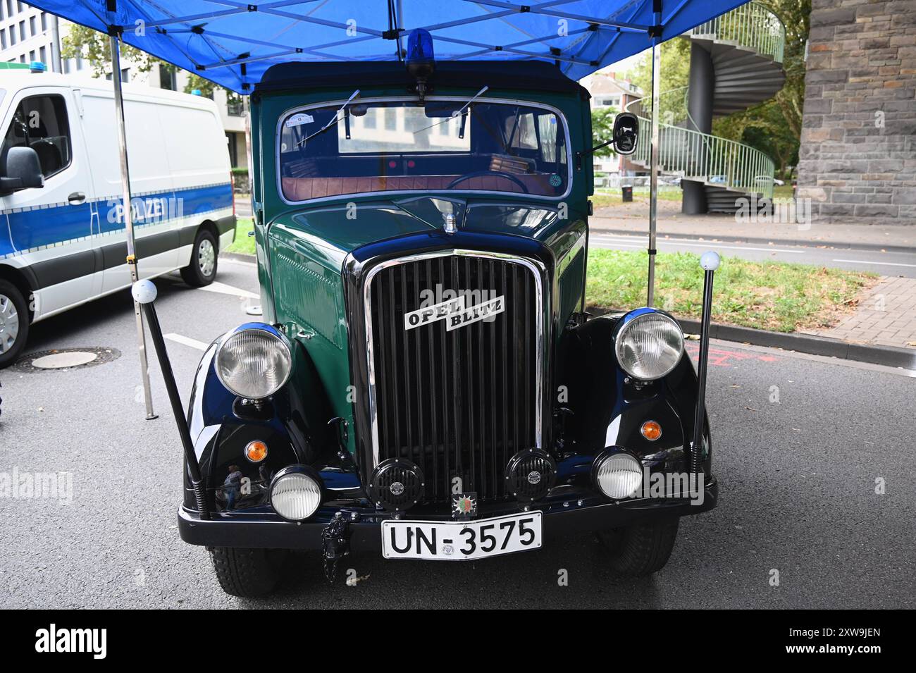 Ein historisches Polizei Einsatzfahrzeug Mannschaftswagen Opel Blitz ...