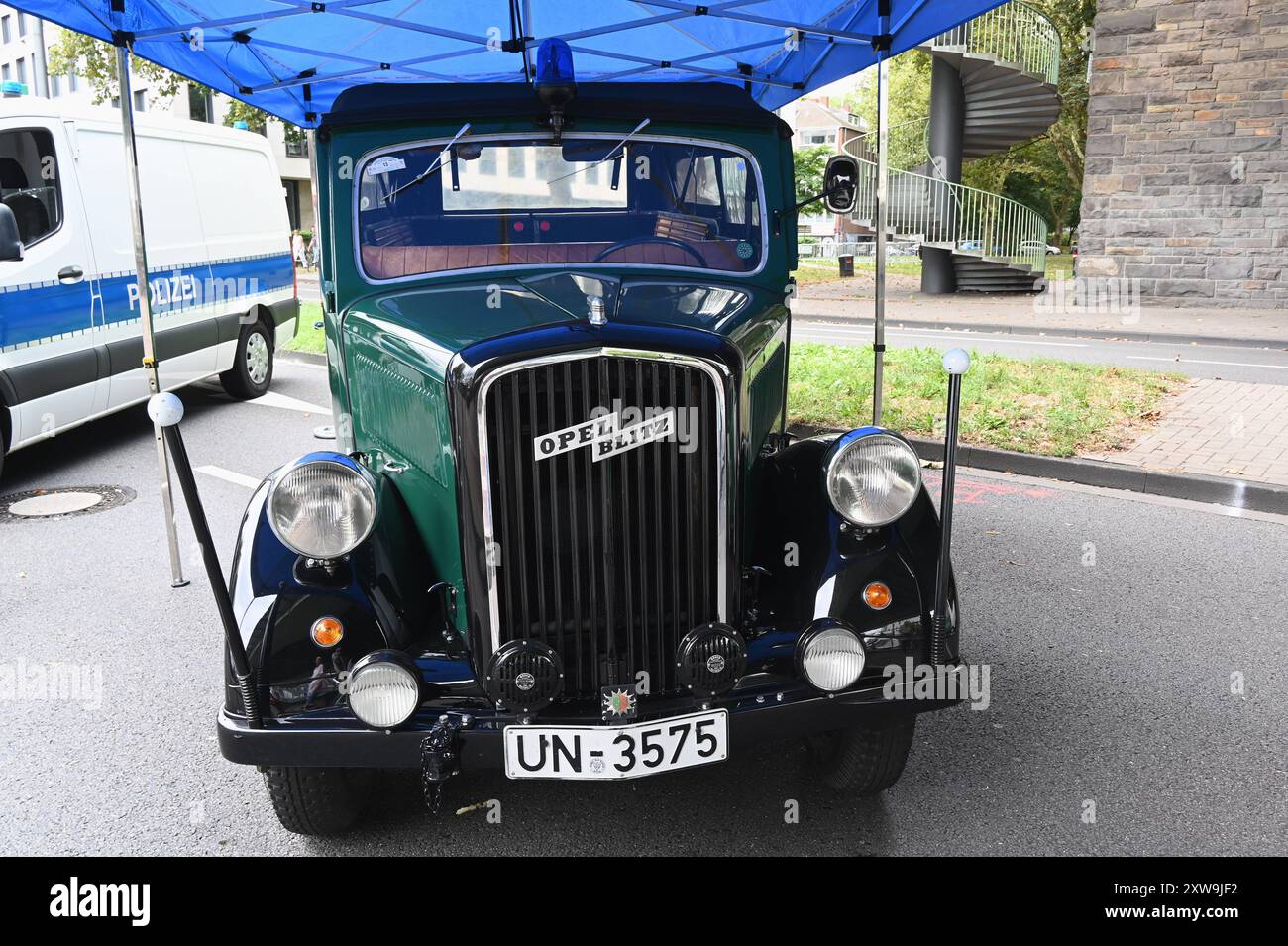 Ein historisches Polizei Einsatzfahrzeug Mannschaftswagen Opel Blitz ...