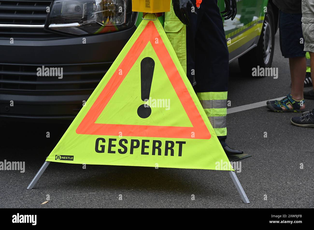 Schild, Warnaufsteller Achtung Gesperrt *** Sign, warning sign Caution ...
