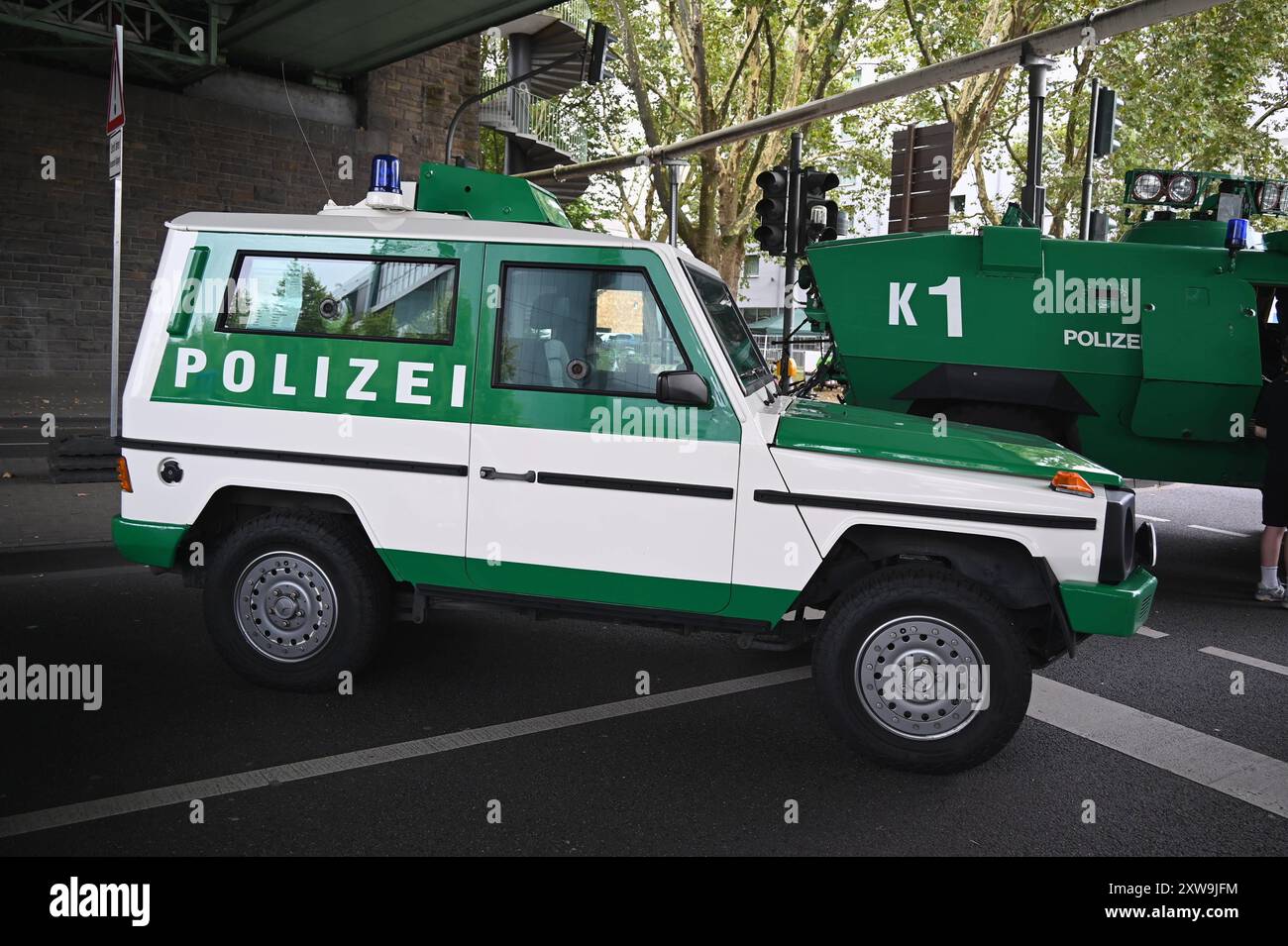 Ein historischer Polizei Einsatzfahrzeug Mercedes G *** A historic ...