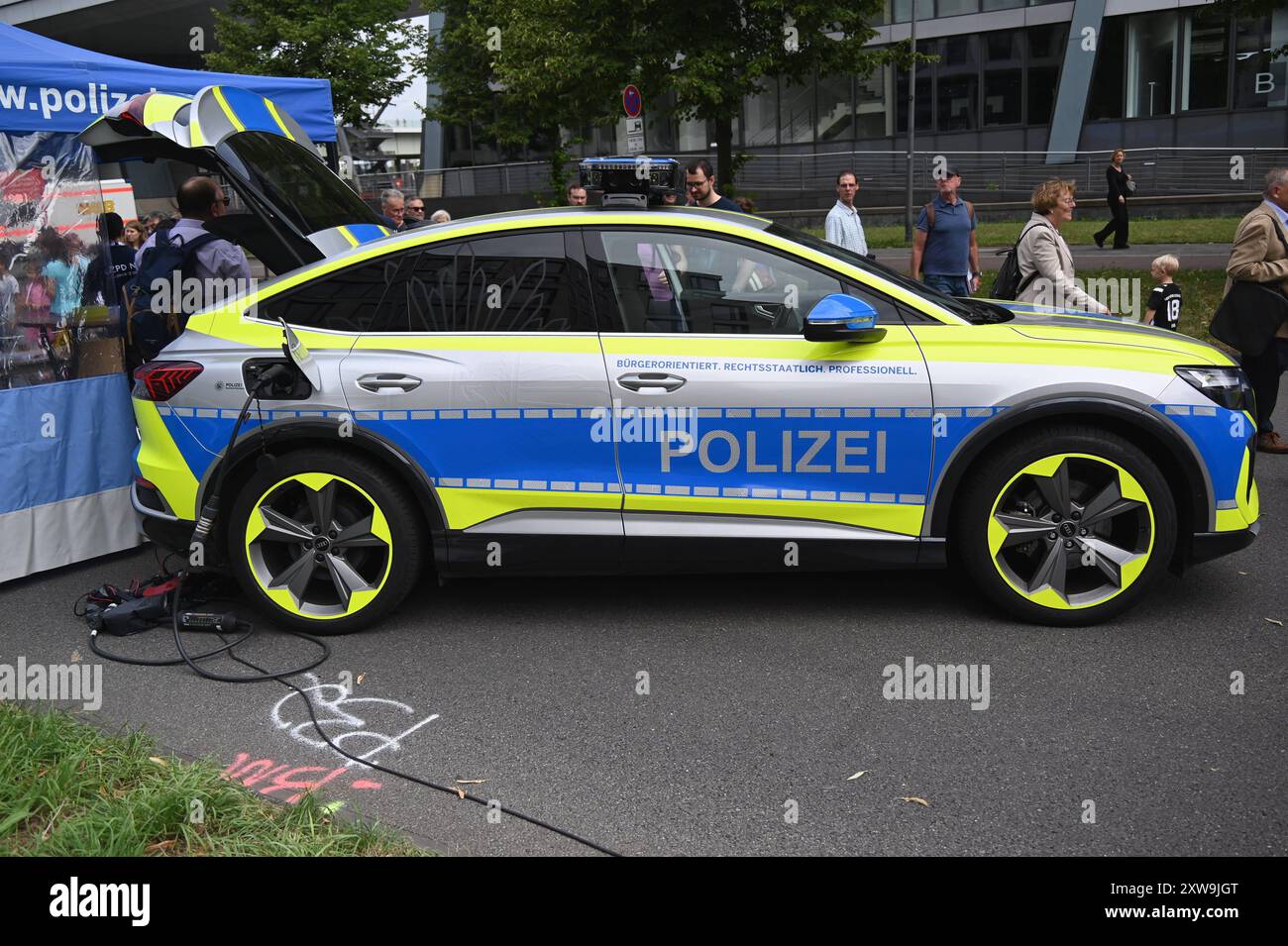 Der neue Polizeiwagen der Zukunft, Einsatzfahrzeug, Streifenwagen. ein ...