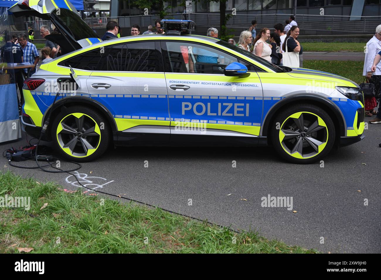 Der neue Polizeiwagen der Zukunft, Einsatzfahrzeug, Streifenwagen. ein ...