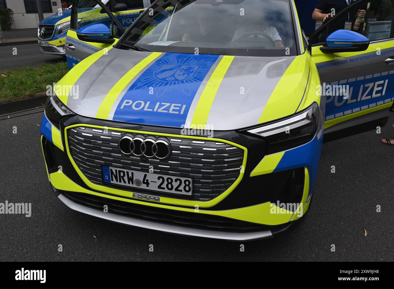 Der neue Polizeiwagen der Zukunft, Einsatzfahrzeug, Streifenwagen. ein ...