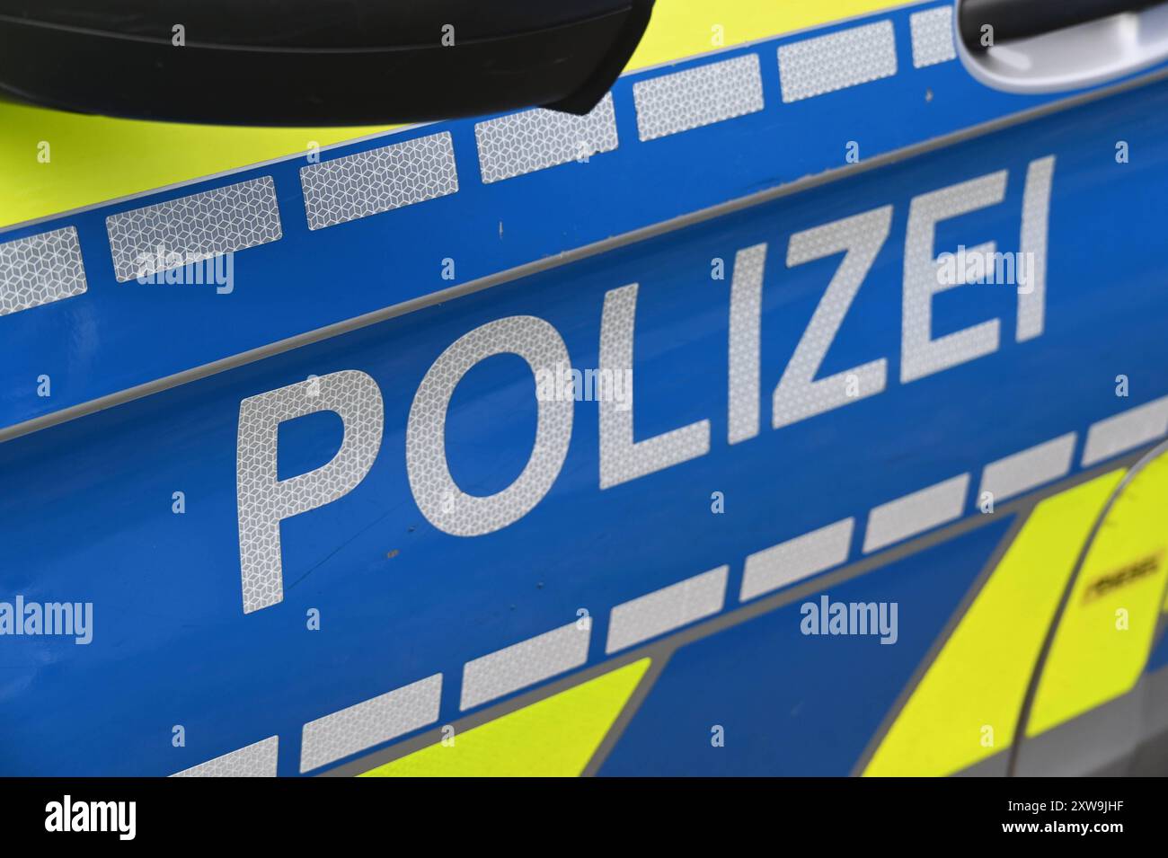 Schriftzug POLIZEI auf einem Einsatzfahrzeug, Polizeiwagen *** POLIZEI ...