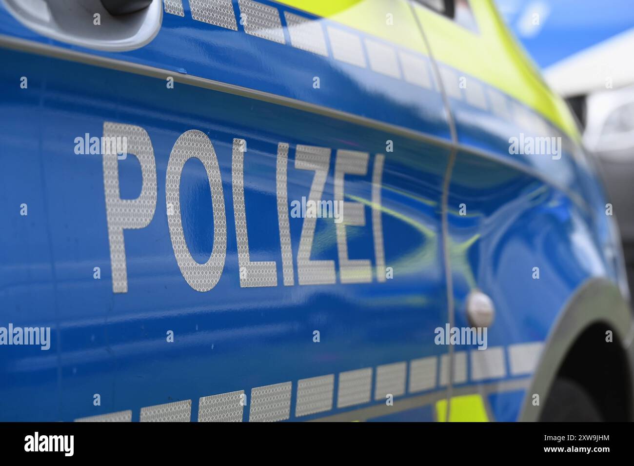 Schriftzug POLIZEI auf einem Einsatzfahrzeug, Polizeiwagen *** POLIZEI ...