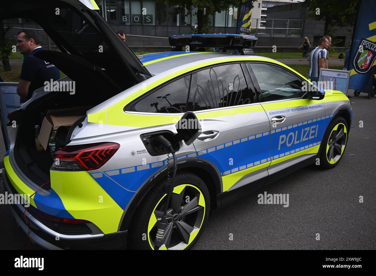 Der neue Polizeiwagen der Zukunft, Einsatzfahrzeug, Streifenwagen. ein ...