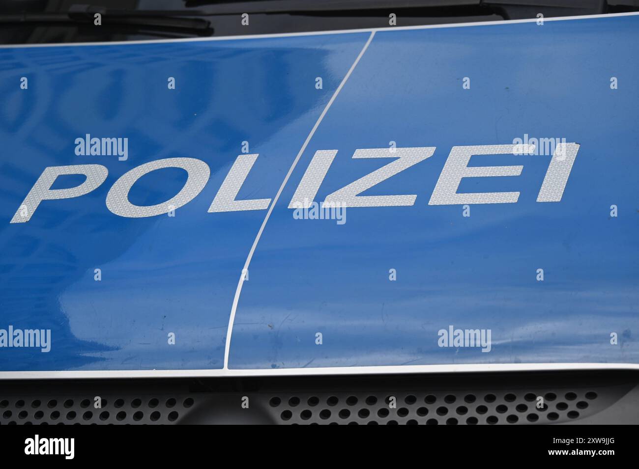 Schriftzug POLIZEI auf einem Einsatzfahrzeug, Polizeiwagen *** POLIZEI ...