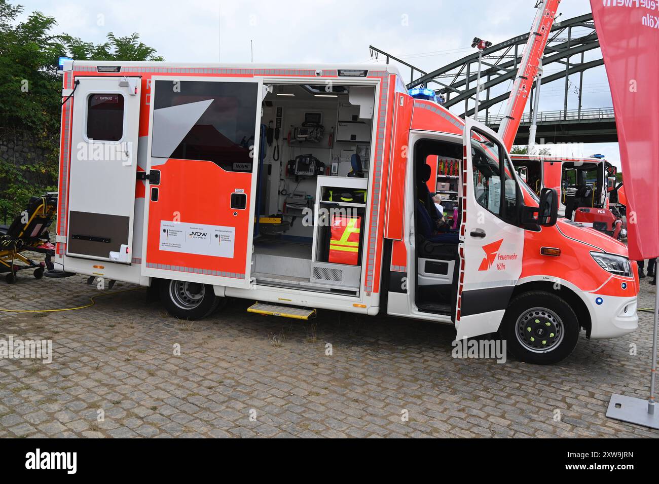 Einsatzfahrzeug der Feuerwehr , Rettungswagen, Rettungsdienst ,Notarzt ...