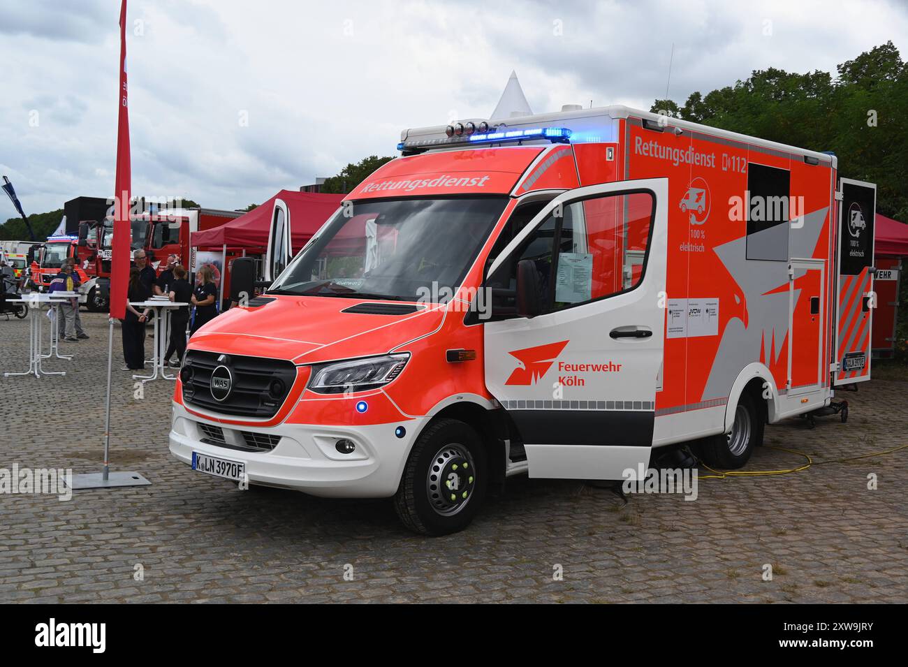 Einsatzfahrzeug der Feuerwehr , Rettungswagen, Rettungsdienst ,Notarzt ...