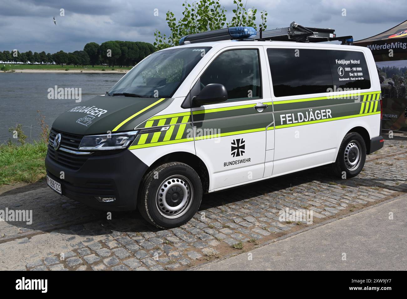 Ein Fahrzeug der Bundeswehr Feldjäger, Militärpolizei *** A vehicle of ...