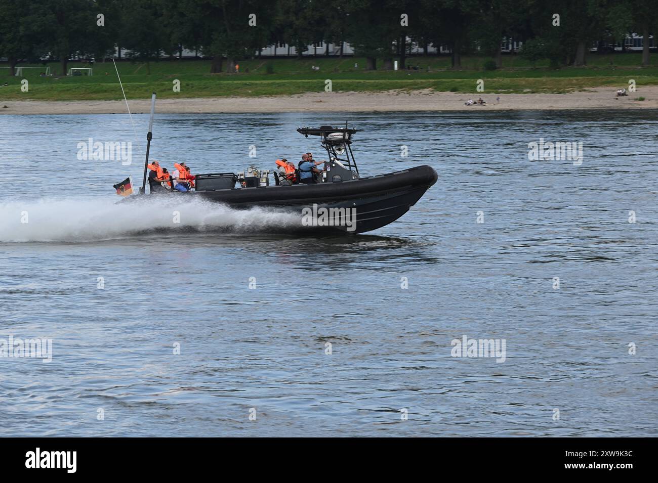 Ein Schlauchboot der Bundeswehr fährt auf dem Rhein beim NRW Tag *** An ...