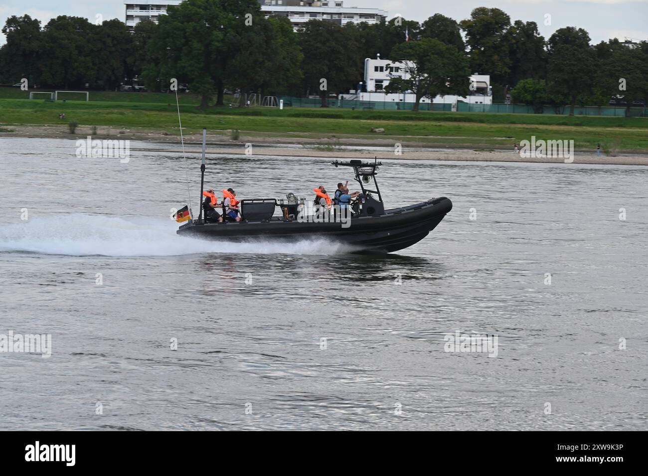 Ein Schlauchboot der Bundeswehr fährt auf dem Rhein beim NRW Tag *** An ...