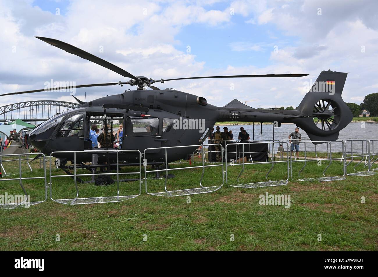 Ein Hubschrauber der Bundeswehr steht beim NRW TAG Ein Spezialkräfte Helikopter Airbus H145M der ...