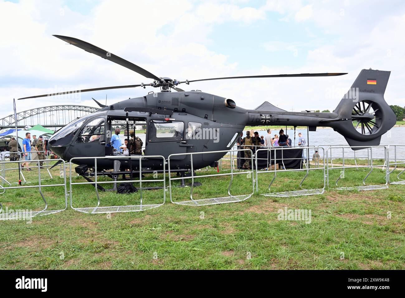 Ein Hubschrauber der Bundeswehr steht beim NRW TAG Ein Spezialkräfte ...