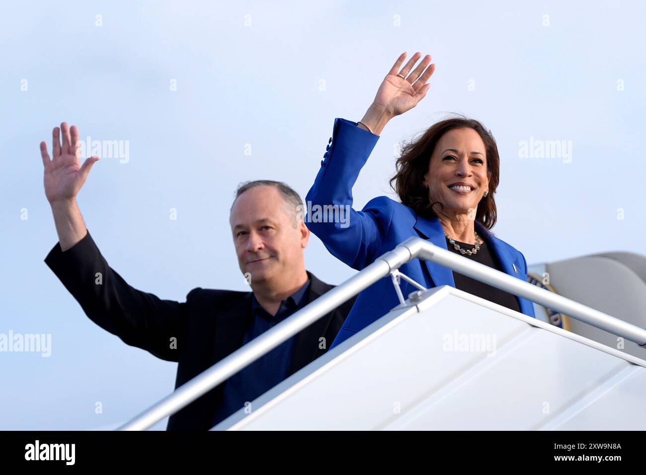 Democratic presidential nominee Vice President Kamala Harris, right ...