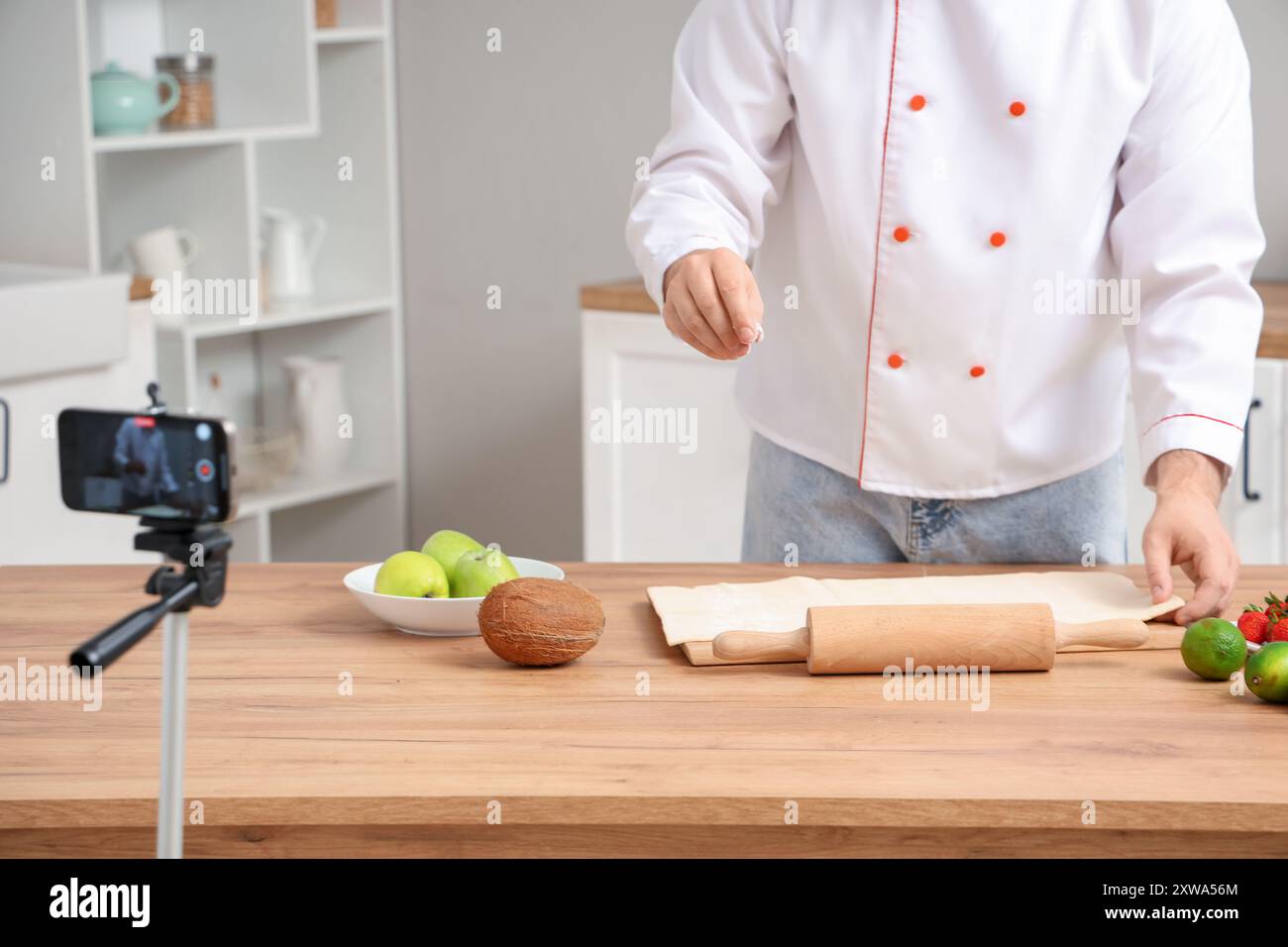 Video cooking dough in kitchen hi-res stock photography and images - Alamy