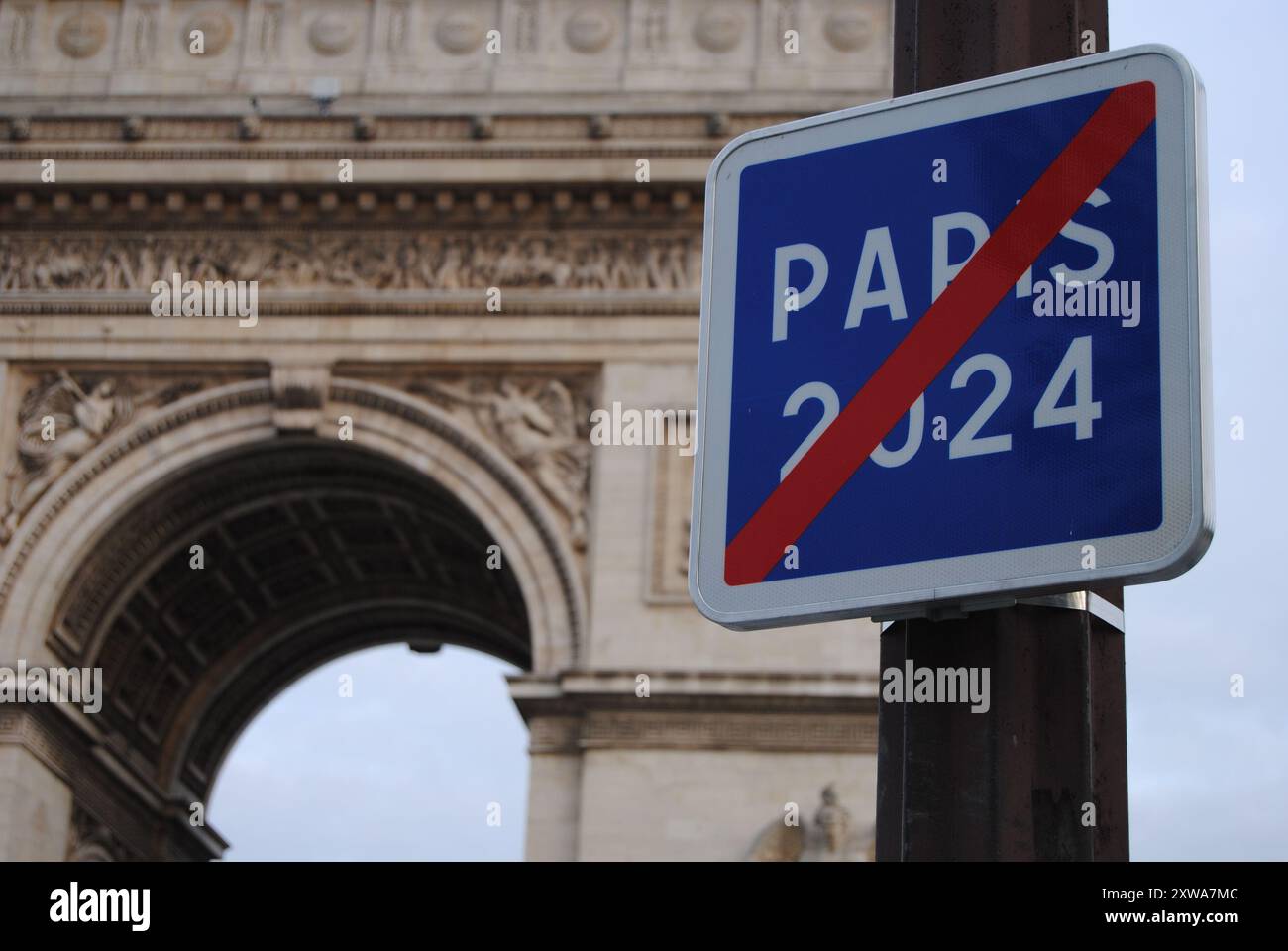 Signage paris 2024 hi-res stock photography and images - Alamy