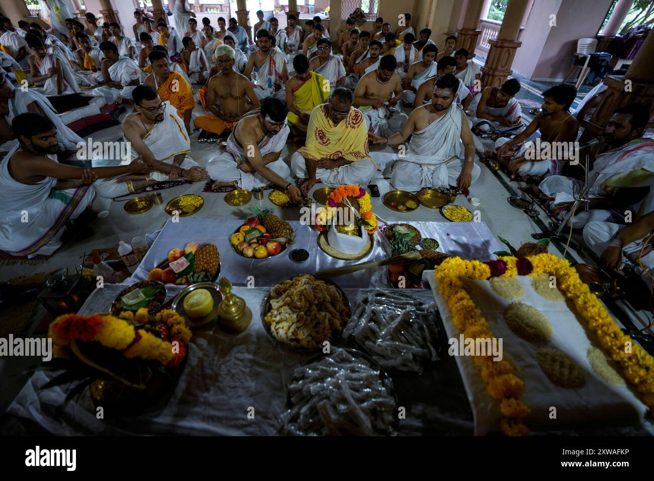 Students and teachers of the Swaminarayan Gurukul Vishwavidya ...