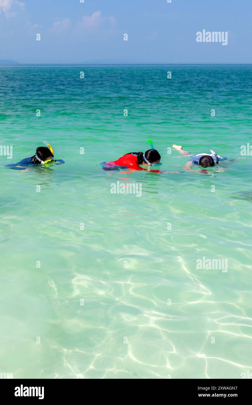 Group tourists diving snorkeling crystal hi-res stock photography and ...