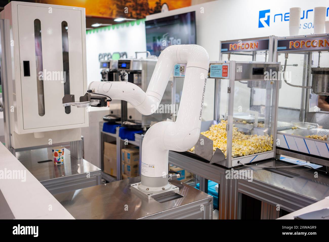 robotic arm preparing coffee in coffee shop Stock Photo - Alamy