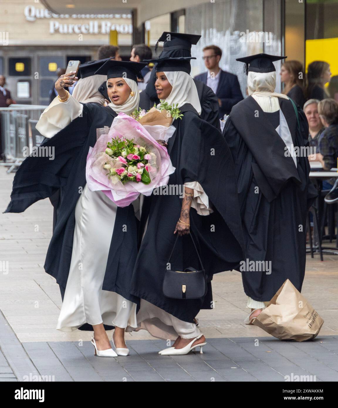 Muslim girls london hi-res stock photography and images - Alamy