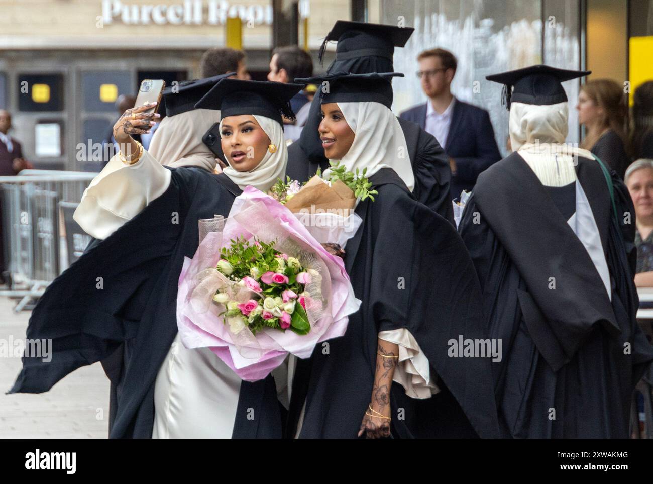 Muslim girls london hi-res stock photography and images - Alamy