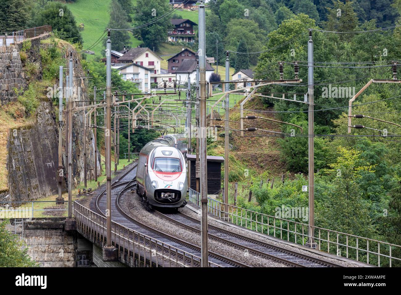 Bahnstrecke bei Gurtnellen mit dem italienischen Schnellzug Trenitalia ...
