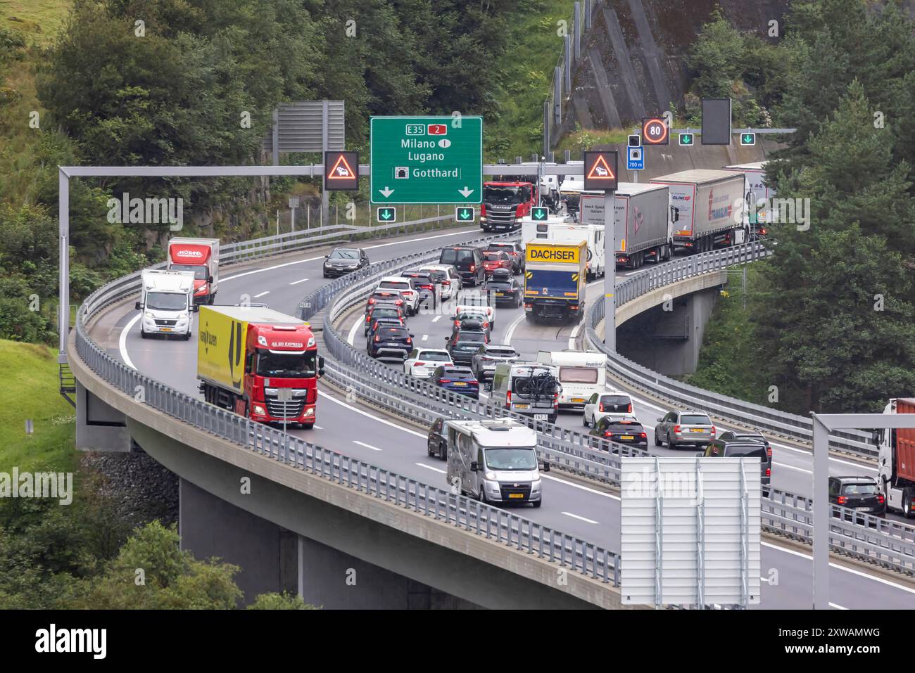 Viel Verkehr auf der Autobahn A2, der Gotthardroute, zum Gotthardtunnel ...